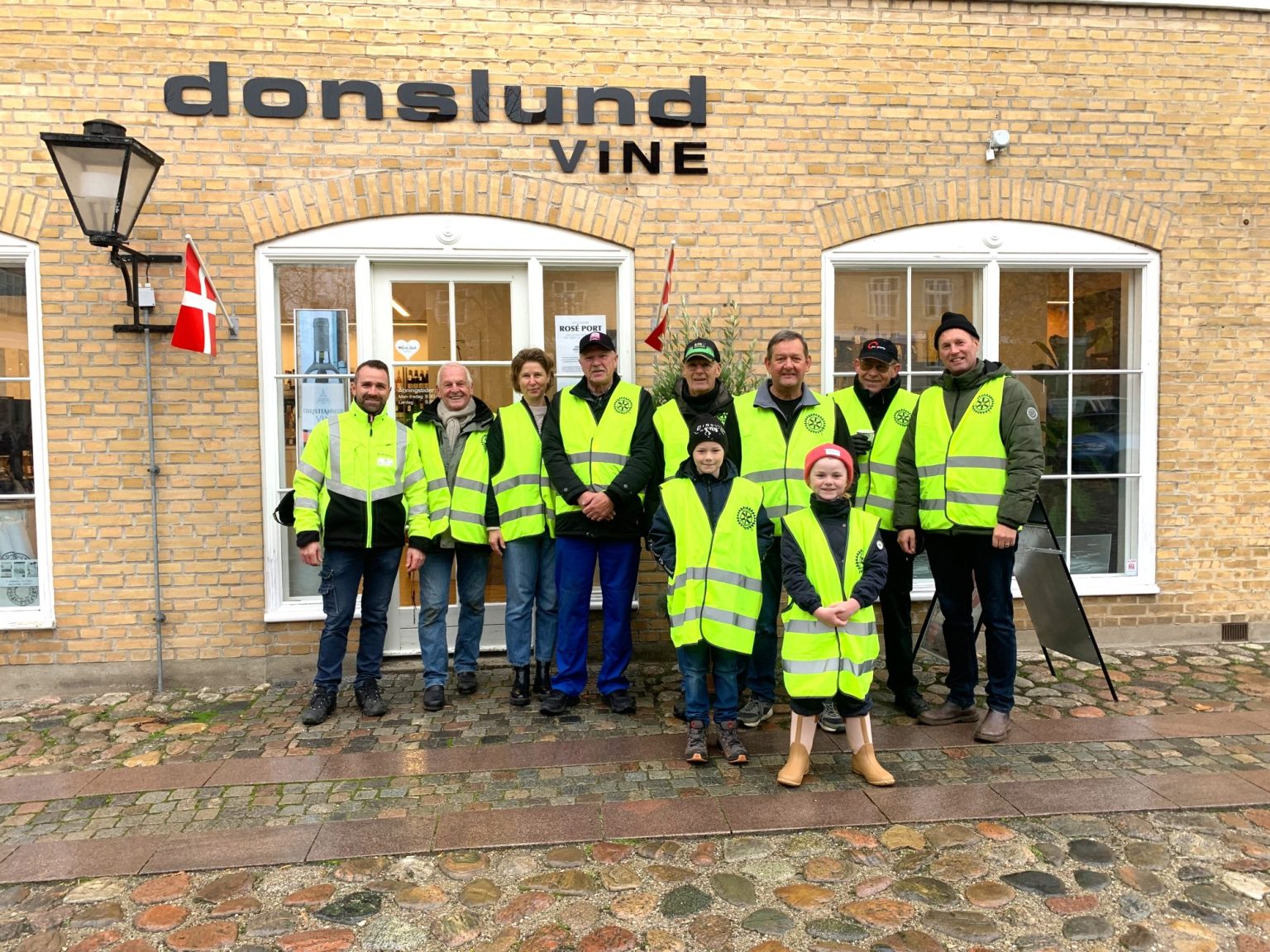 Rotary hængte ledninger op til julebelysningen - Fællesavisen ...