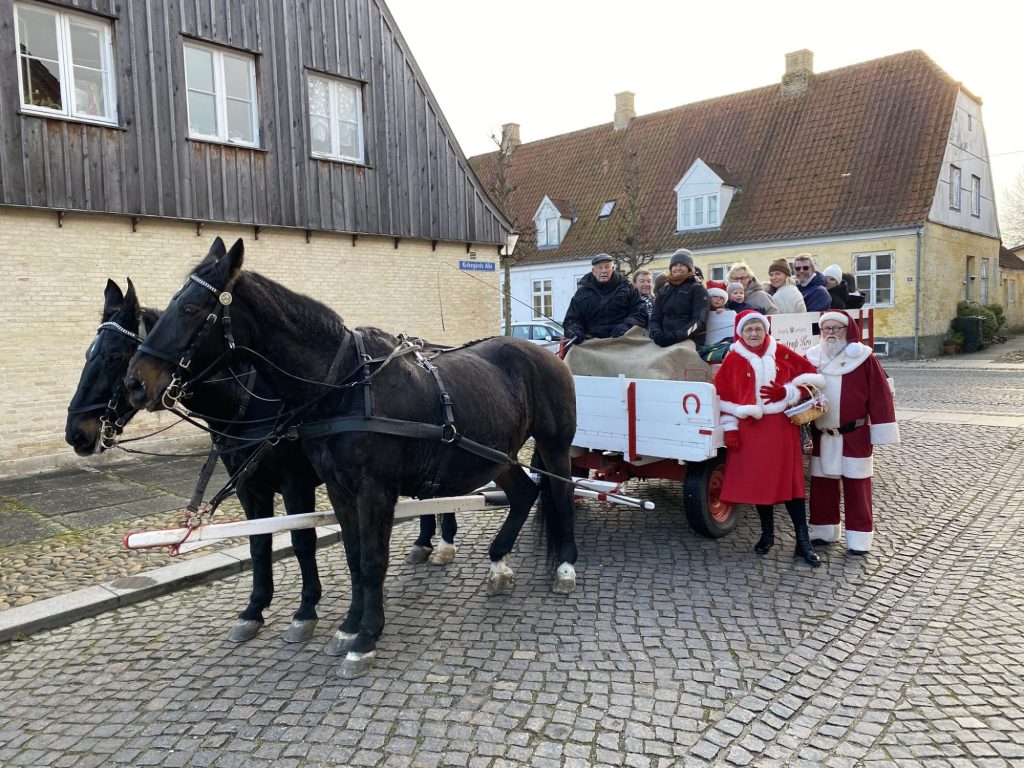 Nu er julemanden kommet til Christiansfeld – og i år har han taget ...